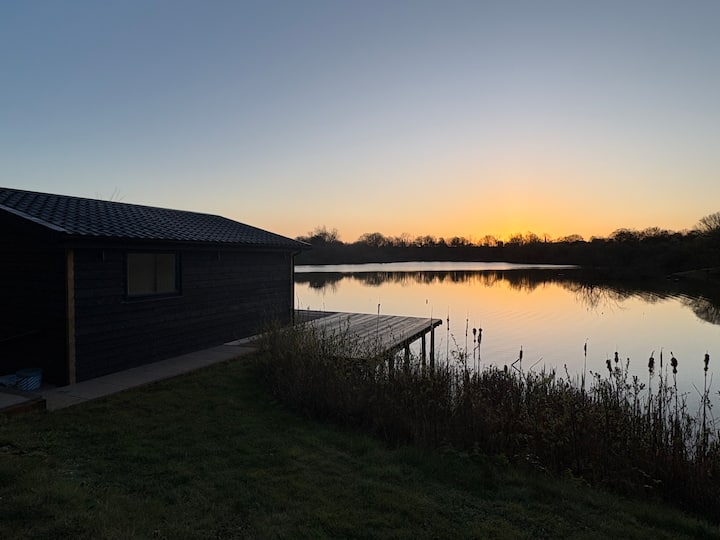 Beautiful Log Cabin, Lake Side! - Burnham-on-Crouch