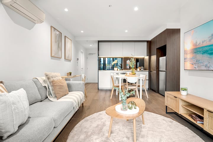 Luxury 2br | Pool & Spa | City Views | Free Tram - Kensington