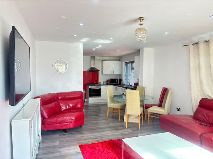 Charming 2br Bungalow Furnished With Parking - High Wycombe
