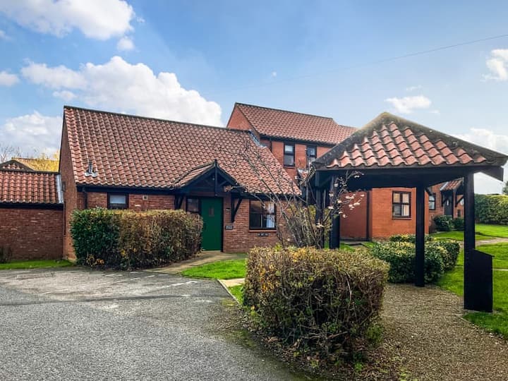 Willow Cottage Bungalow, Pet Friendly, Heated Pool - Robin Hood's Bay