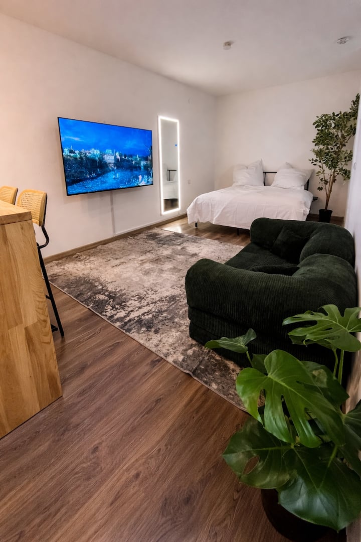 | Filmabend & Drinks | Balkon & Minibar & 65″ Tv - Saarbrücken