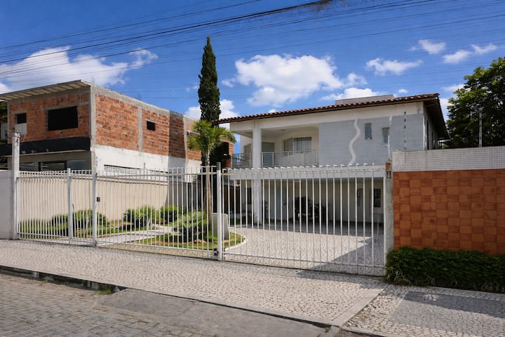 Casa Moderna Com Jardim E Garagem - Feira de Santana