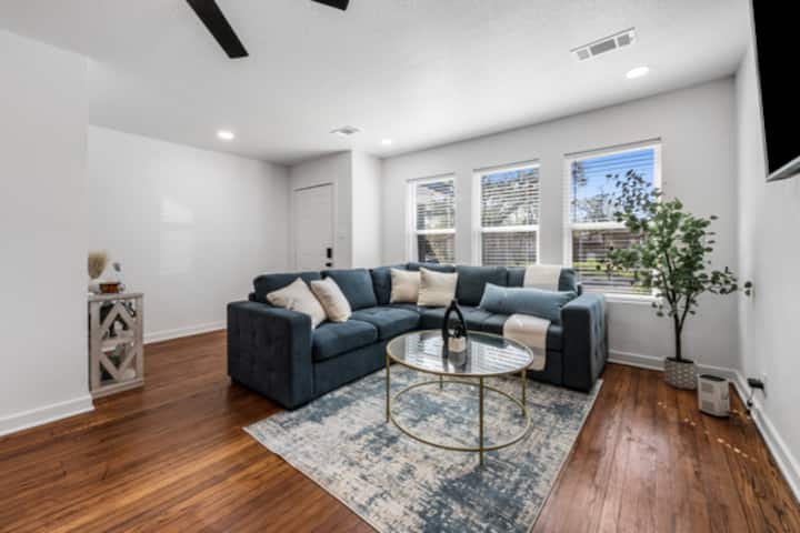 Your Houston Home • Close To Downtown & Airport - Houston, TX