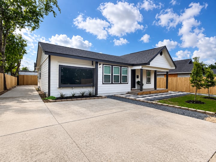 Modern Houston Home | Sleep 10 | Walk To Metrorail - Houston, TX