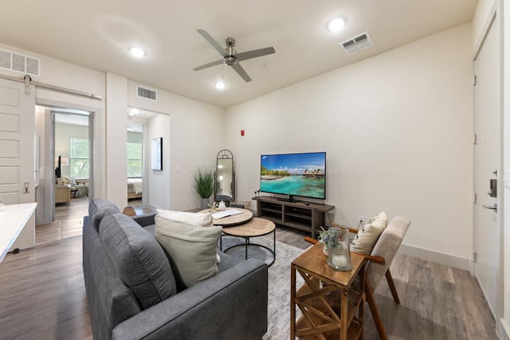 Skyline Views • W 7th Condo • King Bed & Near Fun! - Fort Worth, TX