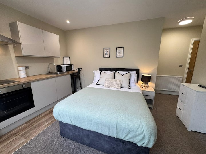 Chic Studio With Parking Kitchen & Bathroom De1 - Derby