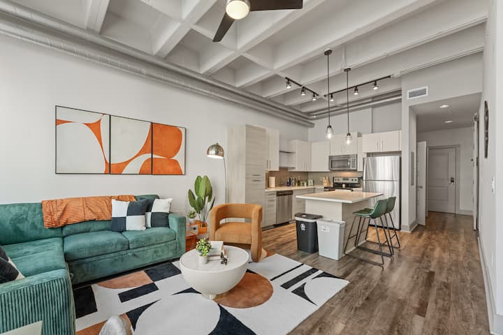 Altitude Luxury Downtown Loft | Walkable | Pool - Atlanta