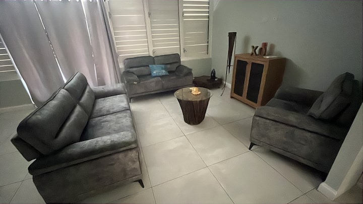 Relaxing 2 Bedroom 2.5 Bathroom Sanctuary - Kingston