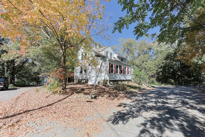 4br 2ba Colburn House | Near Market Basket & Plaza - Waltham, MA