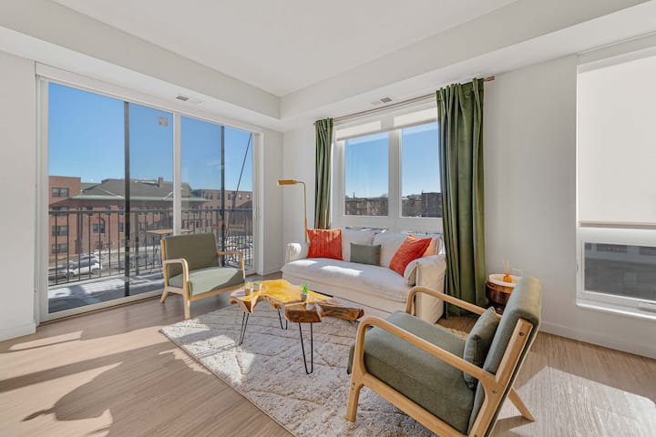 Loring Park King Suite | Rooftop & Stadium - Minneapolis, MN