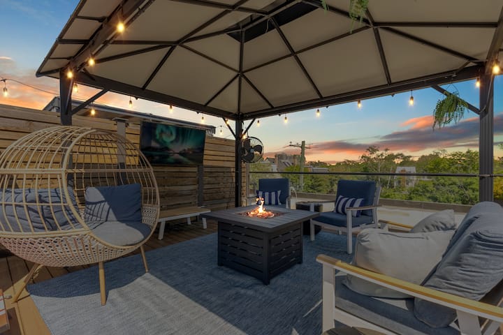 Modern Old Town Retreat W/ Rare Rooftop Oasis - Alexandria, VA