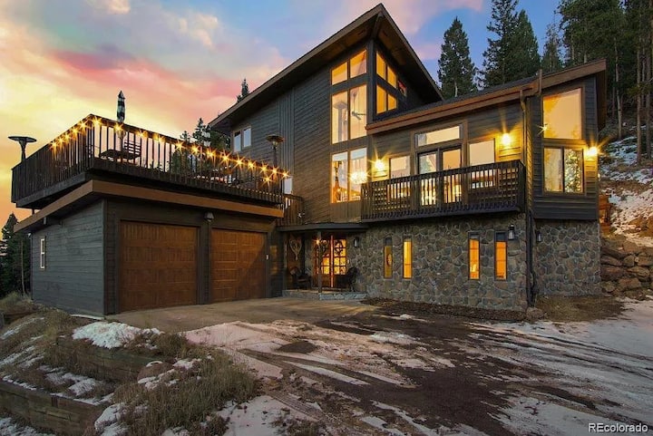 Top Of The World Lodge- Views, Hot Tub & Theater! - 에버그린