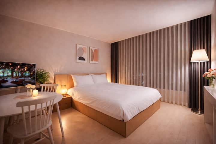 값진스테이 송도 | 21층 호수뷰 | 43"스마트tv | 공항30분 | 감성숙소 - Incheon