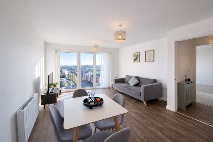 Bright Central Apartment
Easy Access + City Views - Birmingham