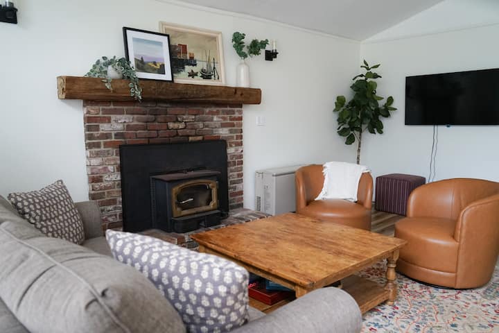Charming Cottage With Private Lake - Sunset Waterfront, Gilmanton Iron Works