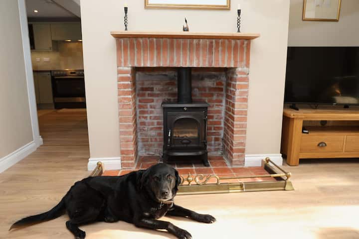 Grooms Cottage | Wolds Retreat | Dog Friendly - Horncastle