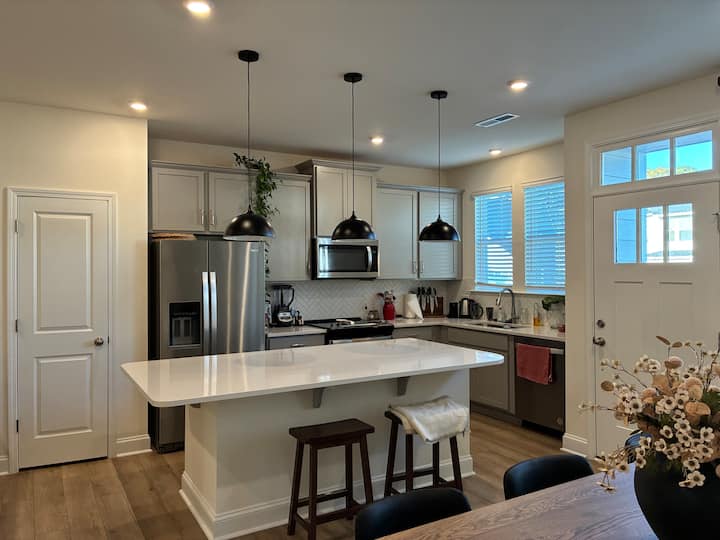 Charming Townhouse In The Heart Of Belmont - Belmont, NC