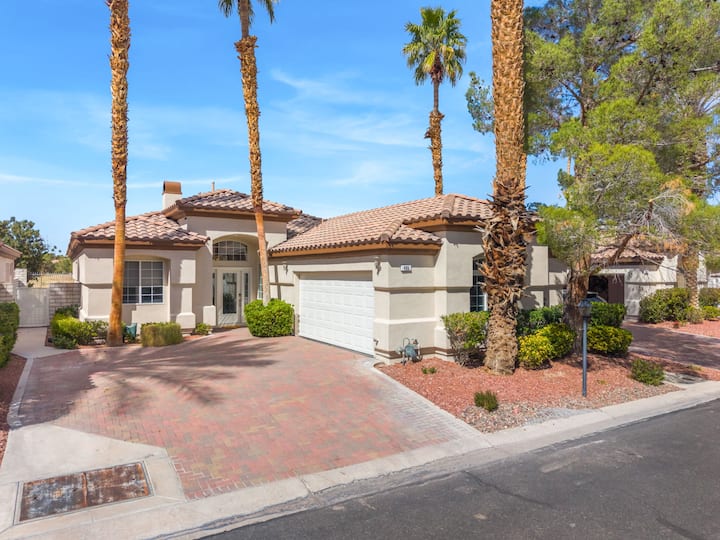 Spacious Golf-view Gem: Office, Yard, Resort Perks - Henderson