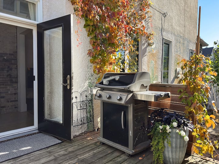 Stylish Retreat In Hallet St | 3 Br + 2.5 Bath - Winnipeg