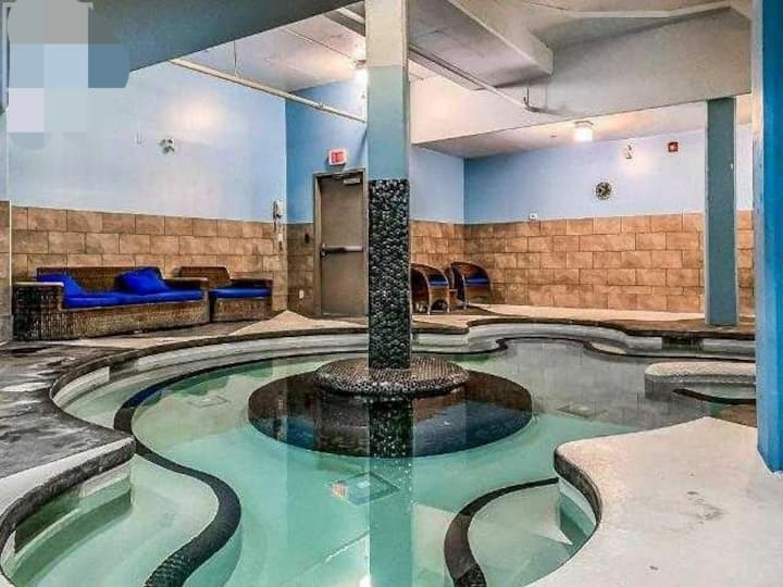 Mountain View Hotel Room, Ac, Pool, Hot Tub, Gym - Canada
