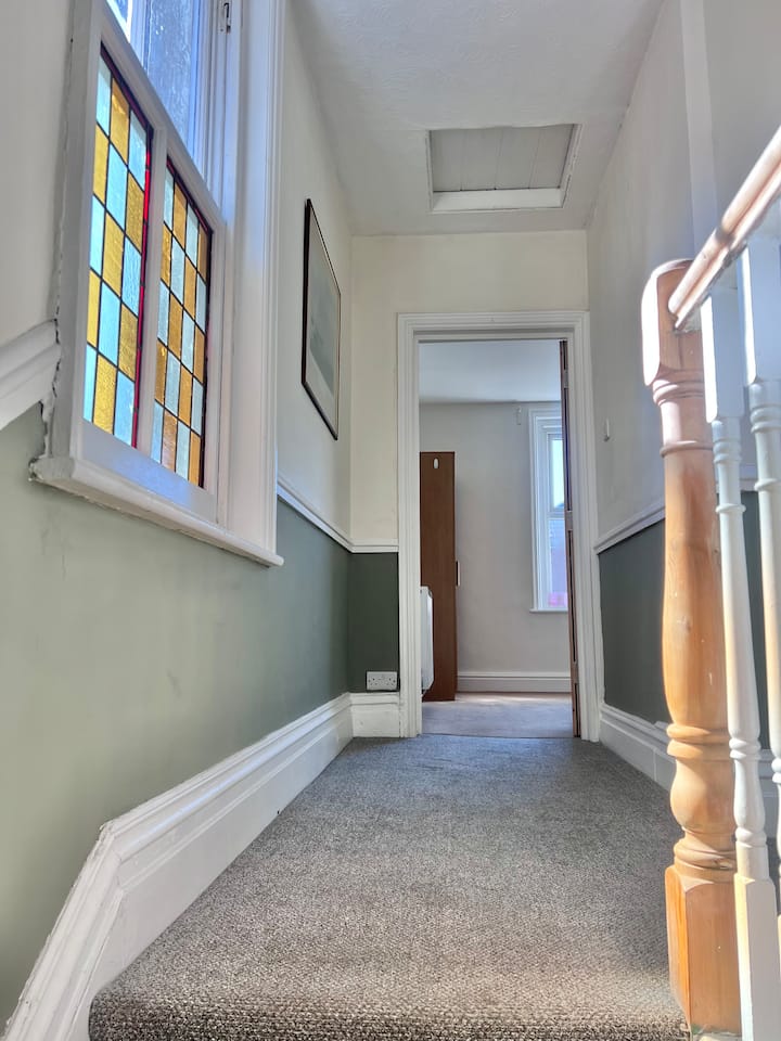 Spacious 5 Bed House, En-suites, Parking & Garden - Bournemouth