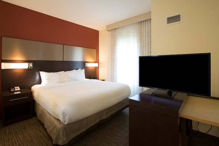 King Studio-w/ Full Kitchen, Indoor Pool, Laundry - Malvern, PA