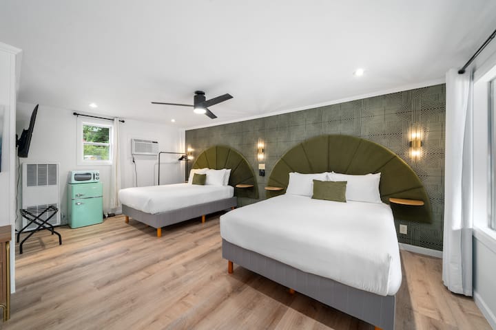 Stylish Renovated Double Queen Room - Hendersonville, NC