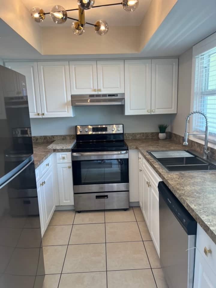 Family-friendly Beach Retreat:renovated 1 Bd/1.5ba - Fort Pierce, FL