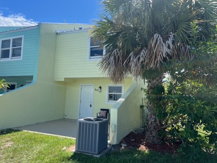 Family-friendly Beach Retreat:renovated 1 Bd/1.5ba - Fort Pierce, FL