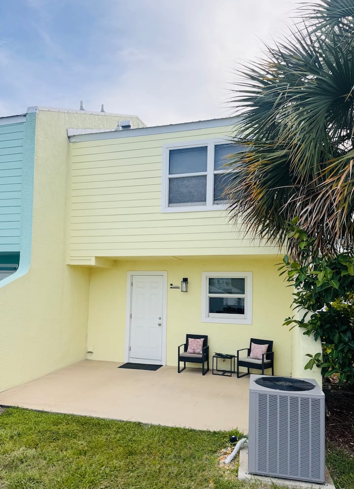 Family-friendly Beach Retreat:renovated 1 Bd/1.5ba - Fort Pierce, FL