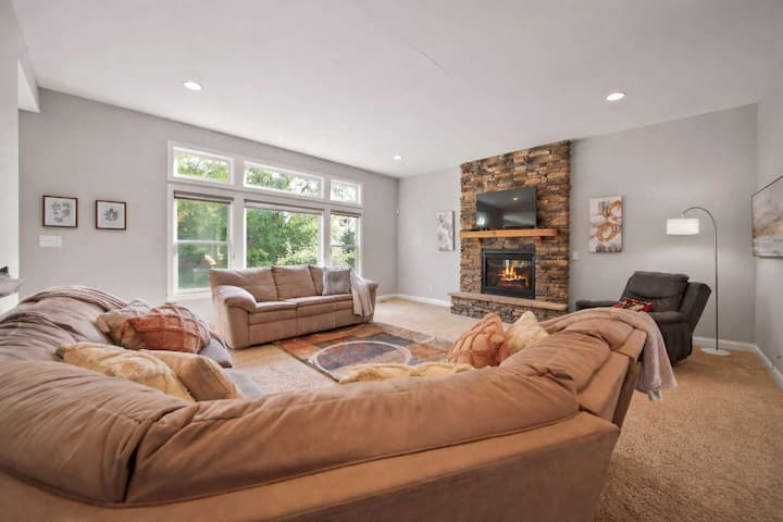 6 Br Home | Kids Games | Spacious Yard - Fishers, IN