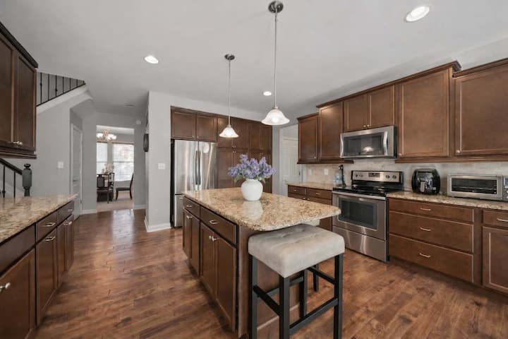 6 Br Home Kids Games Spacious Yard - Fishers, IN