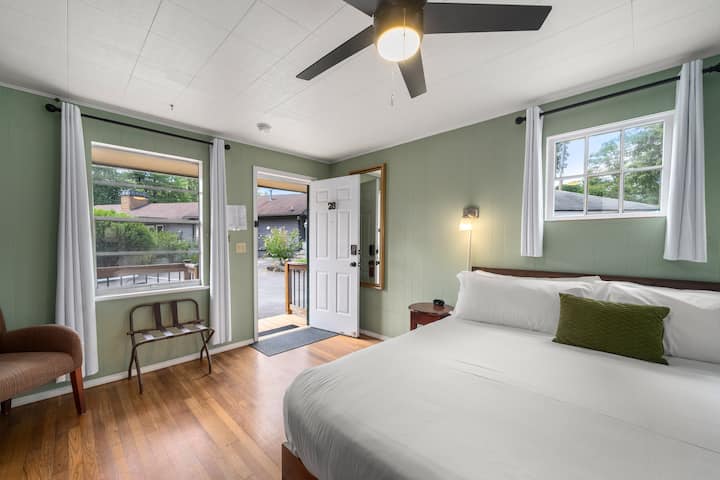 Cozy King Room - Hendersonville, NC