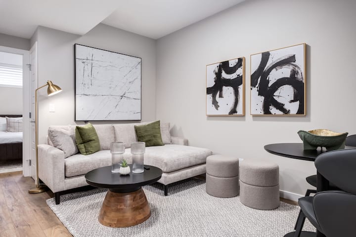 |106b| Modern Seton Suite Private Entry & Parking - Calgary