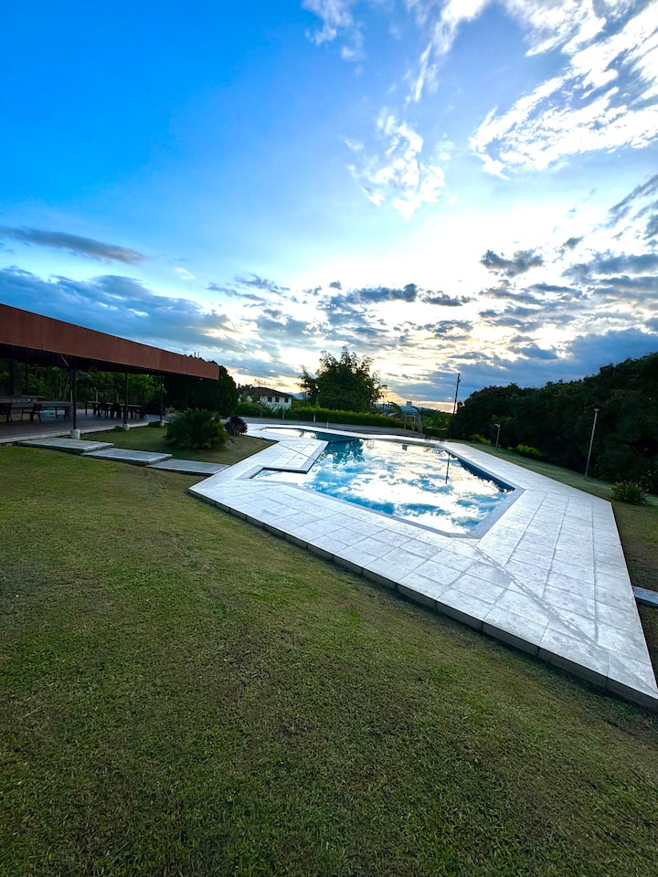Finca Moderna Con Piscina Y Kiosko En Pereira - Pereira, Colombia