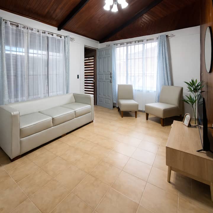 Casa Del Centro, Práctica, Equipada Y Bien Ubicada - Quesada