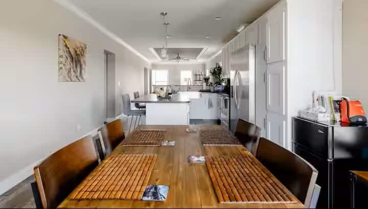 Team Crashpad Near Airport, Tesla & Cota - Circuit of the Americas