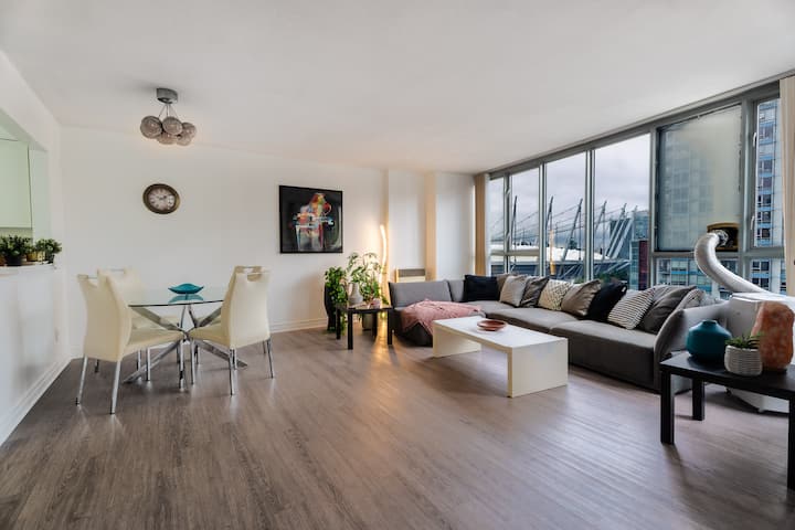 Modern Condo Steps To Stadium & Downtown + Views - Vancouver