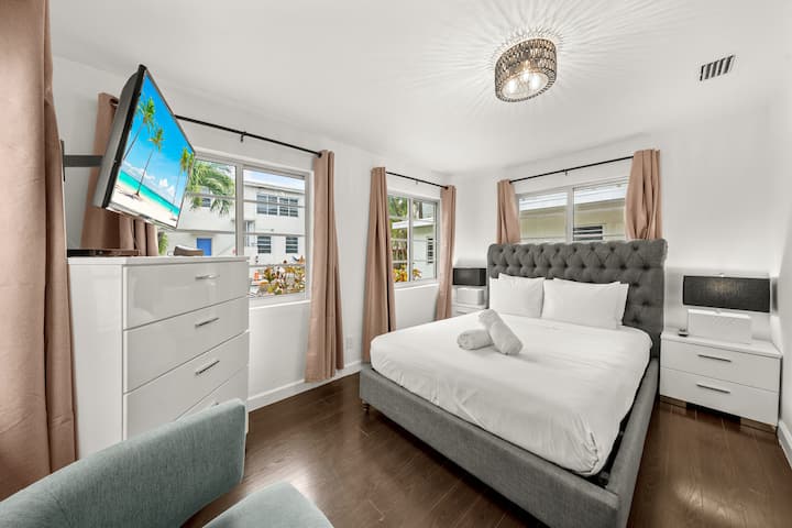 Bright South Beach 1br W/ Pool • Walk Everywhere - Miami Beach, FL