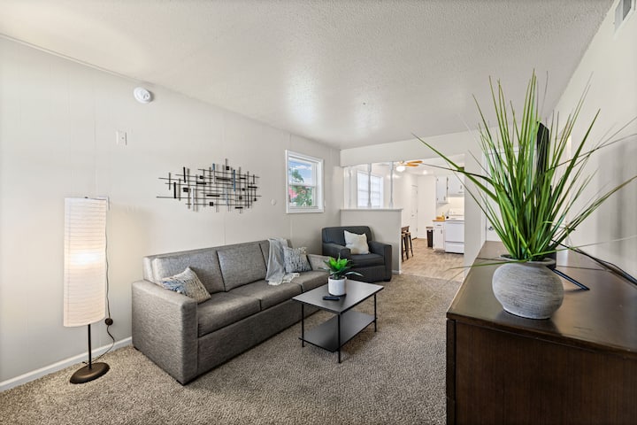 Independence 2br Apartment Near Geha Field - Independence, MO