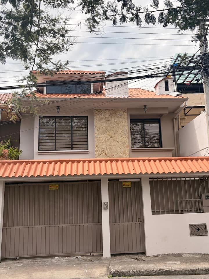 Hospedaje Cómodo Para Trabajo, Familias Y Descanso - Cuenca