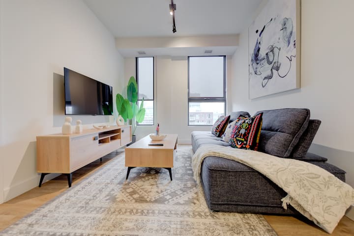 Modern Montreal Stay | Walk To Bell Centre & Metro - LaSalle