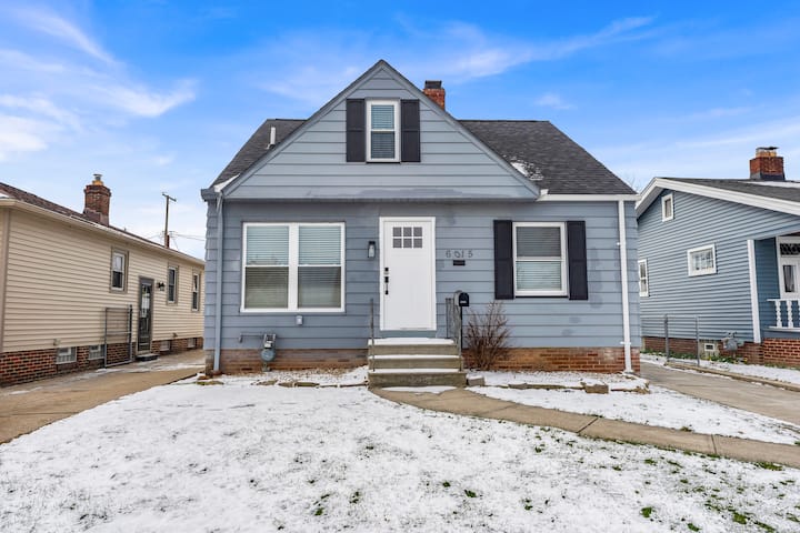 Modern 3br Retreat W/ Hot Tub, Fire Pit & Games - Parma, OH