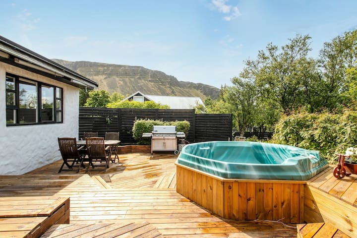 Private Home With Mountain View+hot Tub! - 아이슬란드
