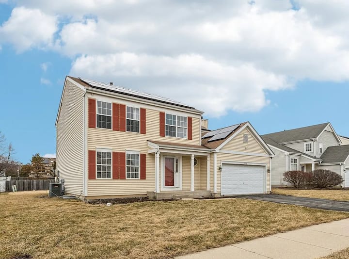 Two Story Home 4 Spacious Bedrooms, 2.5 Baths. - Lake County, IL