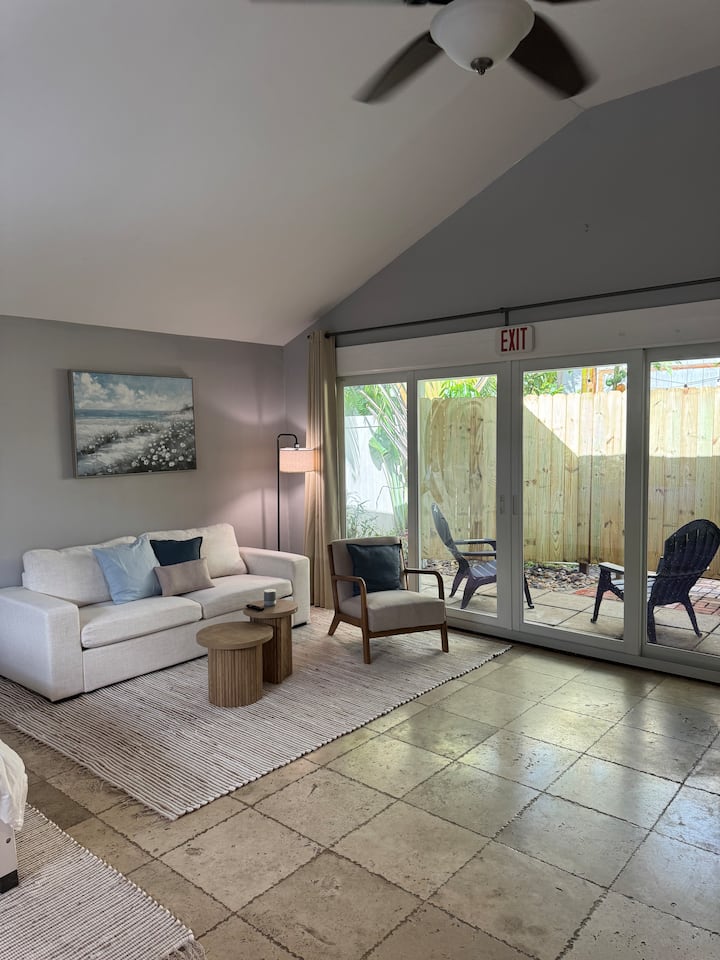 Beachy Retreat 5 Min To Ocean + Kitchen + Parking - Dania Beach, FL