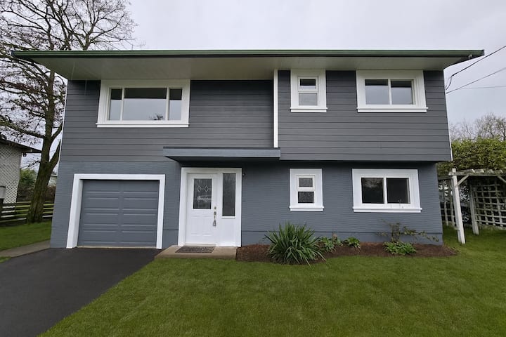 Bright Sidney Home By Park & Airport Path - Saanich Peninsula