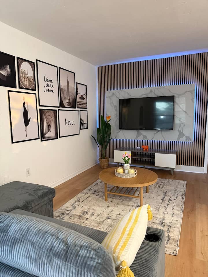 Cozy Apt W/ Waterview In Miami Close To Everything - North Miami, FL