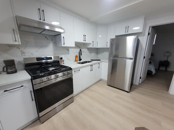 Private Suite | Near Wem | Laundry | Pets Ok - Canada