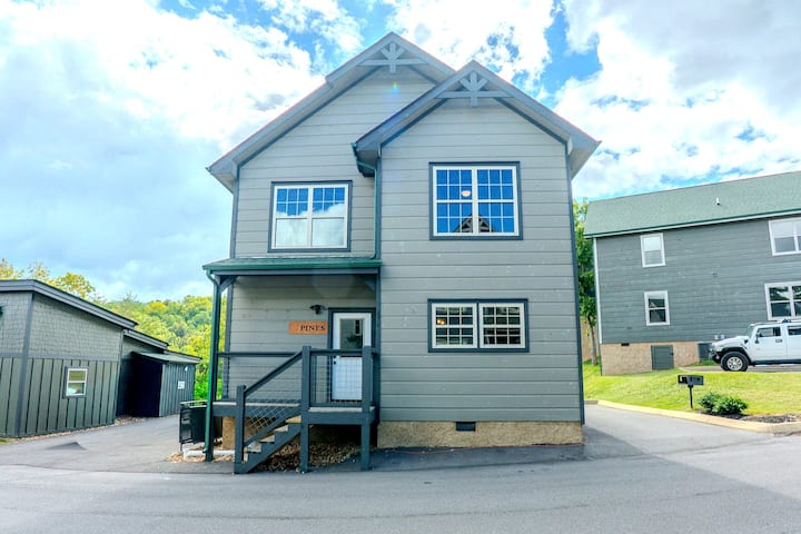 5 Bedroom Cozy Cabin With Hottub! - Pigeon Forge, TN